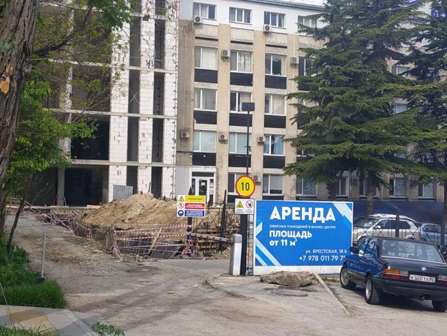 В Севастополе скандальный застройщик разрыл общую дорогу под молчание ...