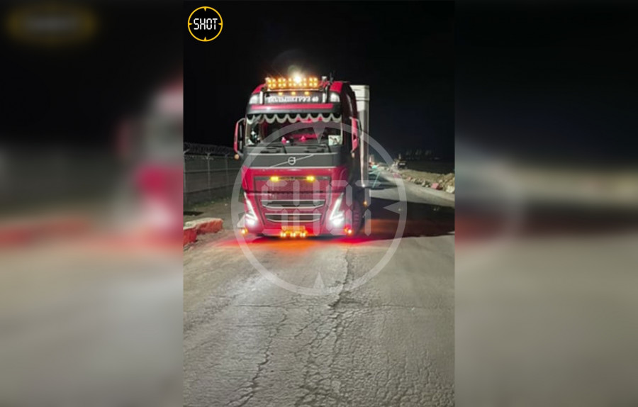 «Выехала фура, набитая взрывчаткой»: полиция проверяет красный тягач ...